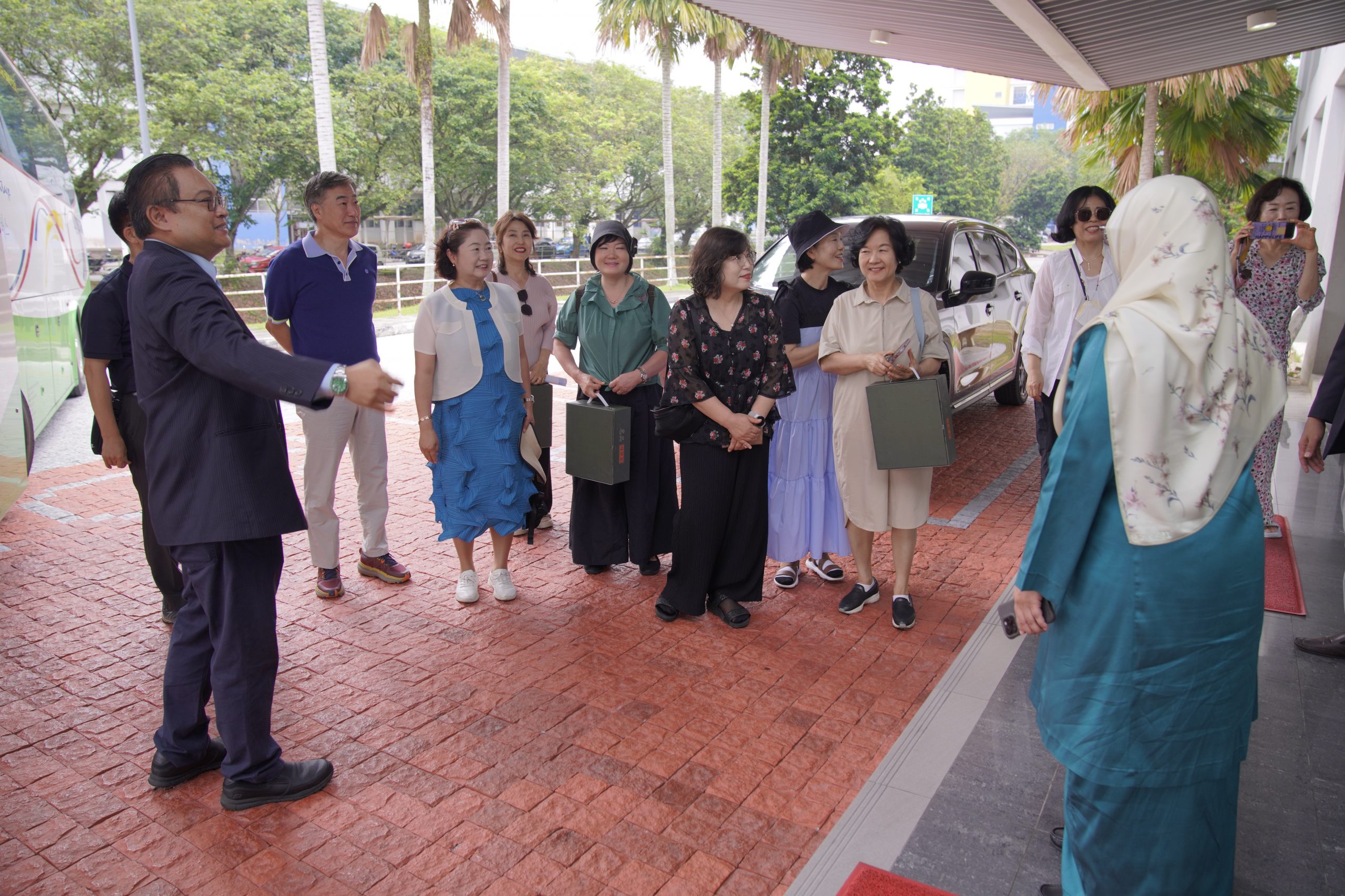 Visit from Busan Middle School Principals - German-Malaysian Institute